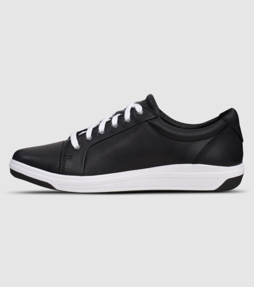 ASCENT STRATUS WOMENS BLACK WHITE | The Athlete's Foot