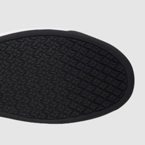 ASCENT STRATUS WOMENS BLACK WHITE | The Athlete's Foot