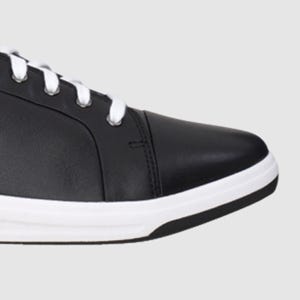 ASCENT STRATUS WOMENS BLACK WHITE | The Athlete's Foot