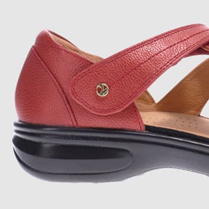 REVERE GENEVA WOMENS SANDAL RUBY METALLIC | The Athlete's Foot